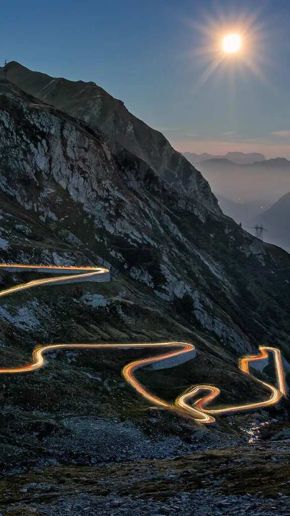Tanz der Serpentinen - Tremolastraße am Gotthardpass in Airolo, Schweiz ...